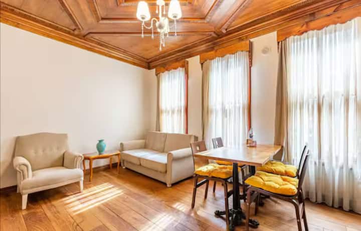 Authentic Wooden Flat Central Location - Istanbul