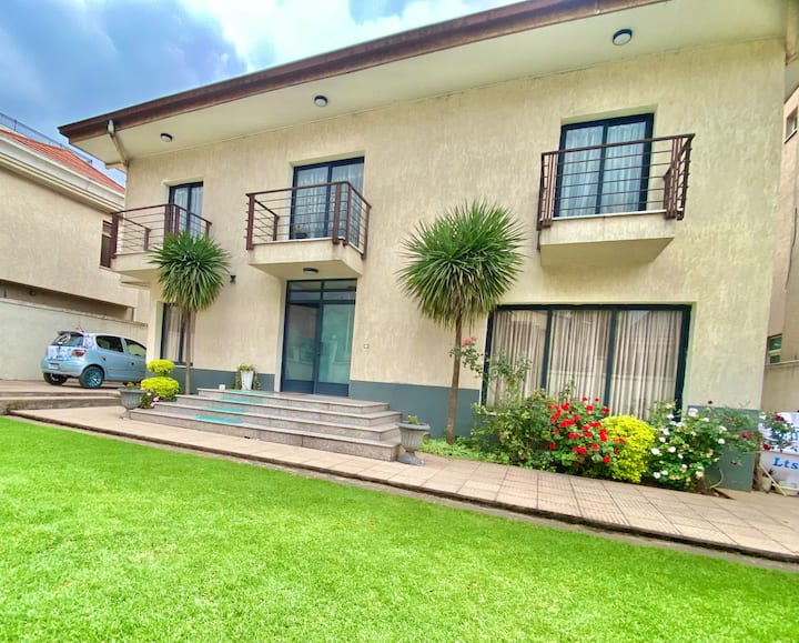 Luxury Garden Villa Bole |Free Pickup| Near Aicc - Addis Ababa