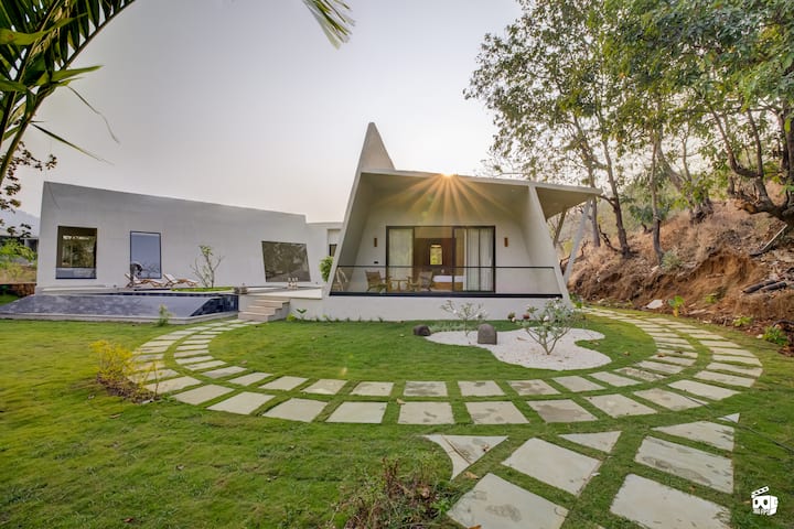 Luxury 8br Karjat Villa | Pool, Chef, Huge Lawn - Karjat
