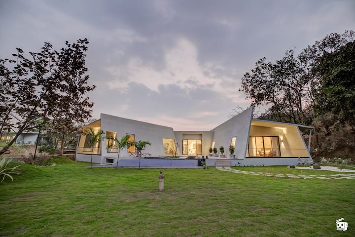 Luxury 8br Karjat Villa | Pool, Chef, Huge Lawn - Karjat