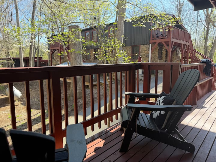Romantic Mountain Stay • Newly Updated Retro Cabin - Waynesville, NC