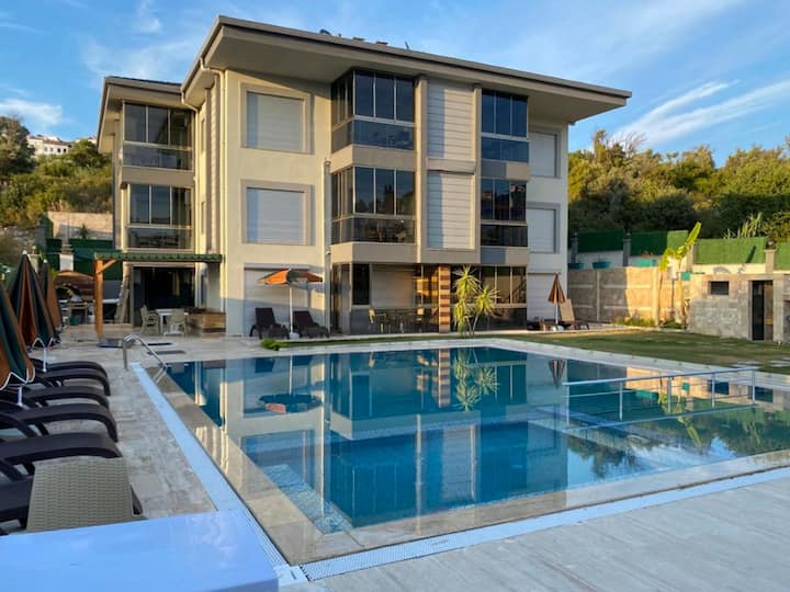 Ortak Havuzlu Denize Yakın 2+1 Tatil Evi - Kuşadası