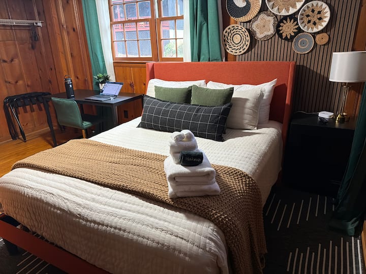 Cozy Couples Escape • Newly Updated Room - Waynesville, NC