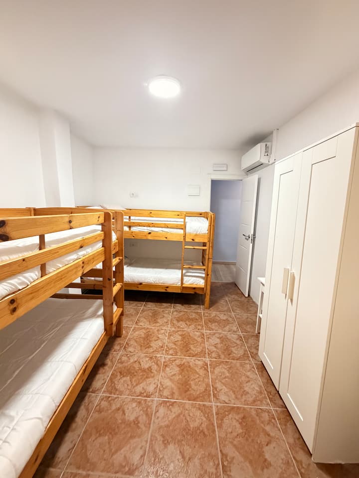 Habitación Cuádruple Luminosa Con Literas Y Aire - Valencia