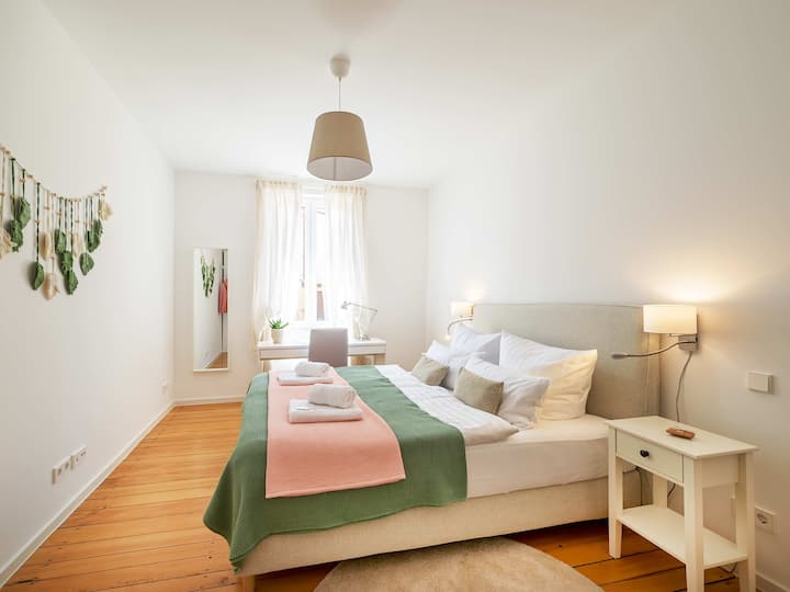 Modern Historic 2br: Work-ready & Balcony - Karlsruhe