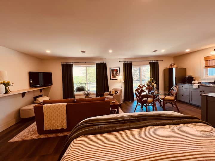 Terrace View -Stunning Sunsets From A Studio Apt - Goderich