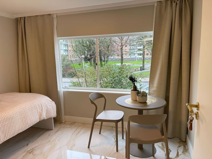 Single Bedroom With Shared Bathroom And Kitchen - Amsterdam