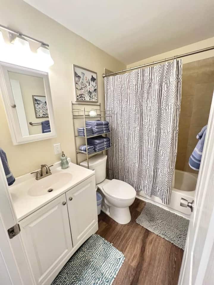 * Pretty Place * King Bed * - Durham, NC