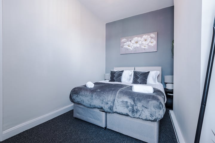 Cosy 3 Bedroom With Driveway Parking - Warrington