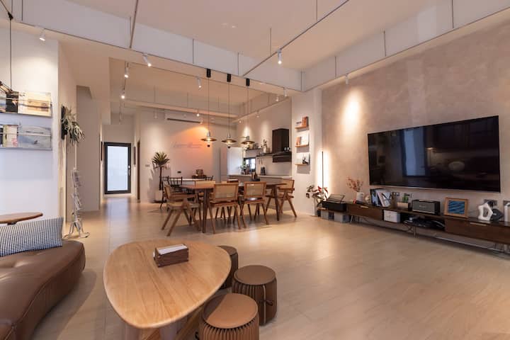 在澎湖的靜夜裡，「泊月」就像一座溫柔的月光港，為曾經遠行的心，提供片刻停留的理由。 - 澎湖縣