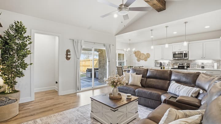 Luxe Outdoor Patio + Fire Pit | Near Dyess & Shops - Abilene, TX