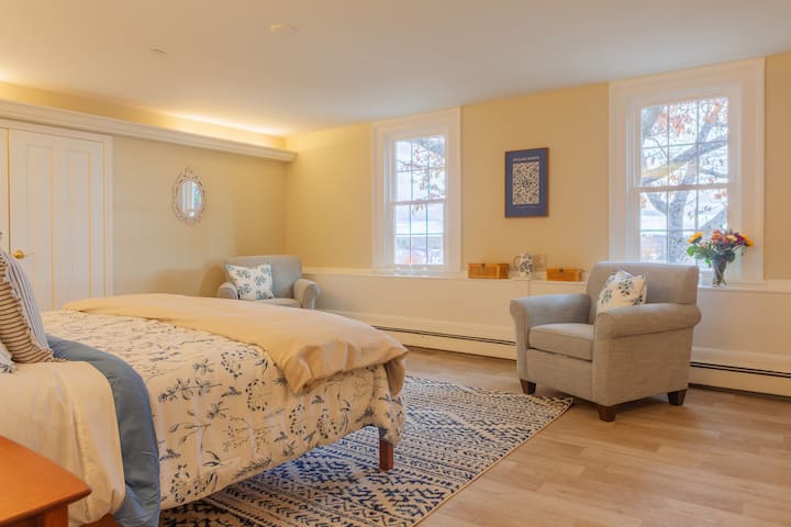 Ocean Manor Suite - Damariscotta, ME