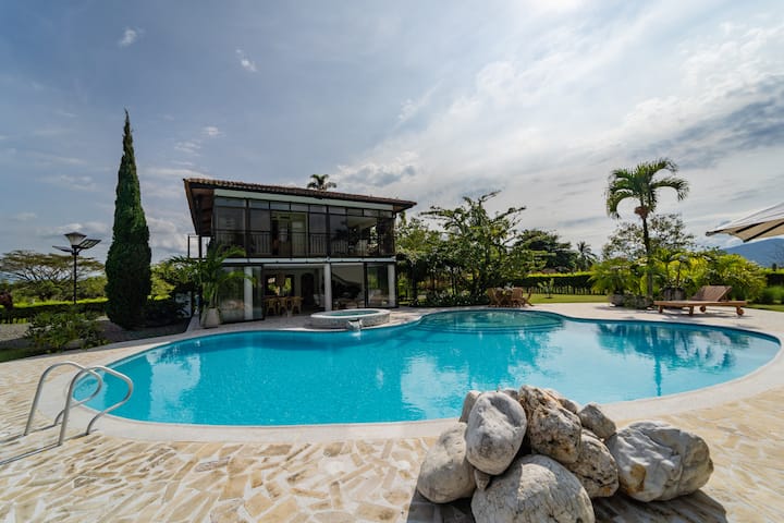 Casa Campestre Privada Con Piscina En Quimbaya - Montenegro