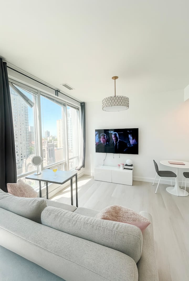 Chic Central Condo - Best Location Downtown! - Vancouver