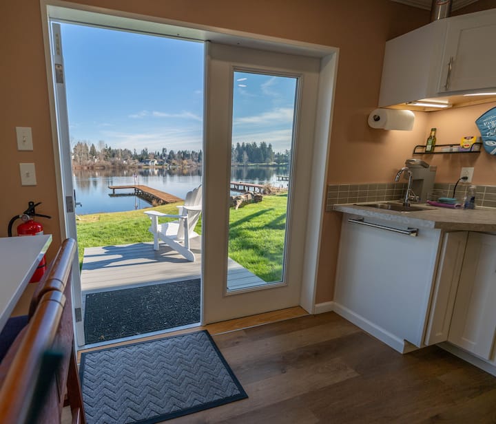 Quite, Safe Lakefront. Six Minute Walk To Retail. - Everett, WA