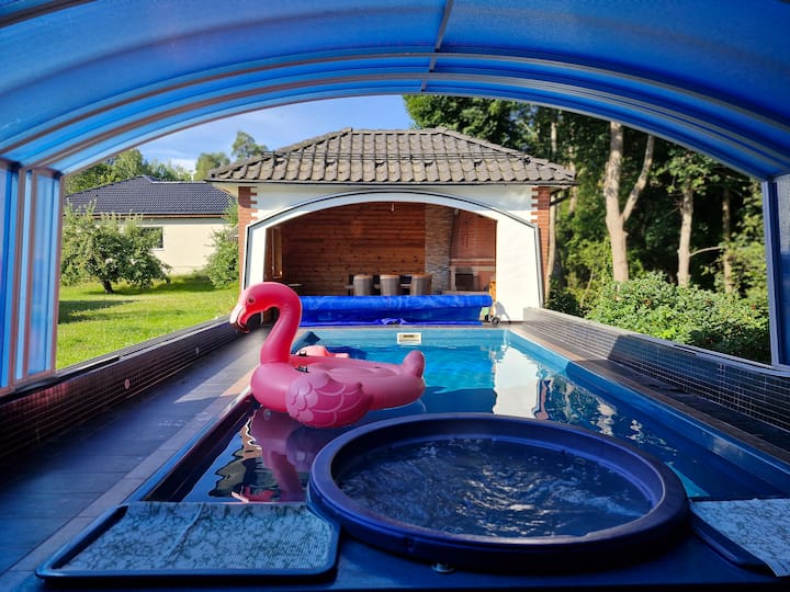 Mysig Nyrenoverad Villa Med Pool Och Bubbelpool - Södertälje