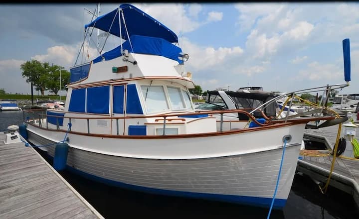 Luxury Classic Yacht Stay - Grand Banks 36 Trawler - Cottage Grove, MN