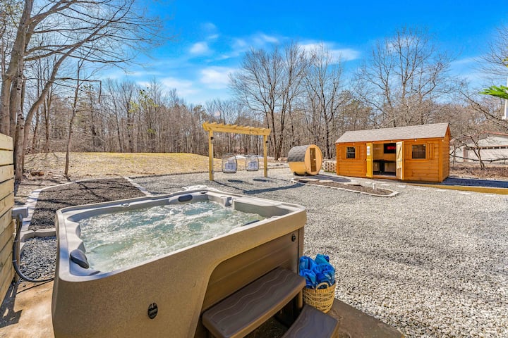 The Hooga House-oasis W/ Hot Tub, Sauna & Gameroom - Albrightsville, PA