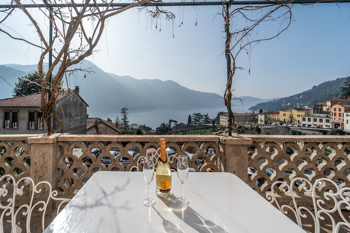 La Casa Dei Poeti Affacciata Sul Lago Di Como - Italy
