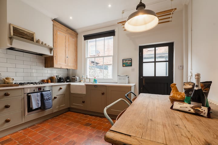 Quirky Character Terraced Home, City Centre - Chester