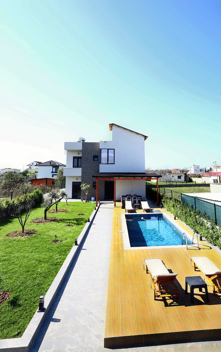 Julis Villa - Albania