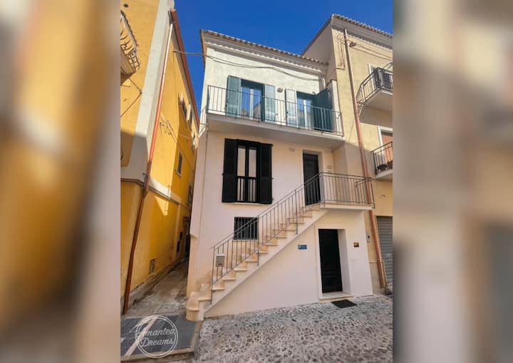 3-floor Calabrian Home | Full Kitchen Near Beach - Amantea