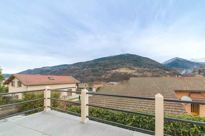 5-bed Duplex,town Centre, <20km Collet 7 Laux Ski - Isère