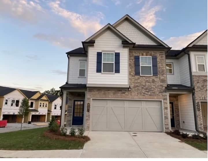 Grayson Townhome | The Rezort Group | Sleeps 6 - Snellville, GA