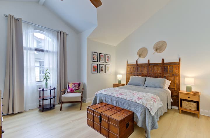 Master Suite For
Professionals | 30+ Nights - Costa Mesa, CA