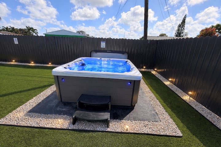 Luxury Home W/ Jacuzzi 3 Min To Hard Rock Stadium - Miramar, FL