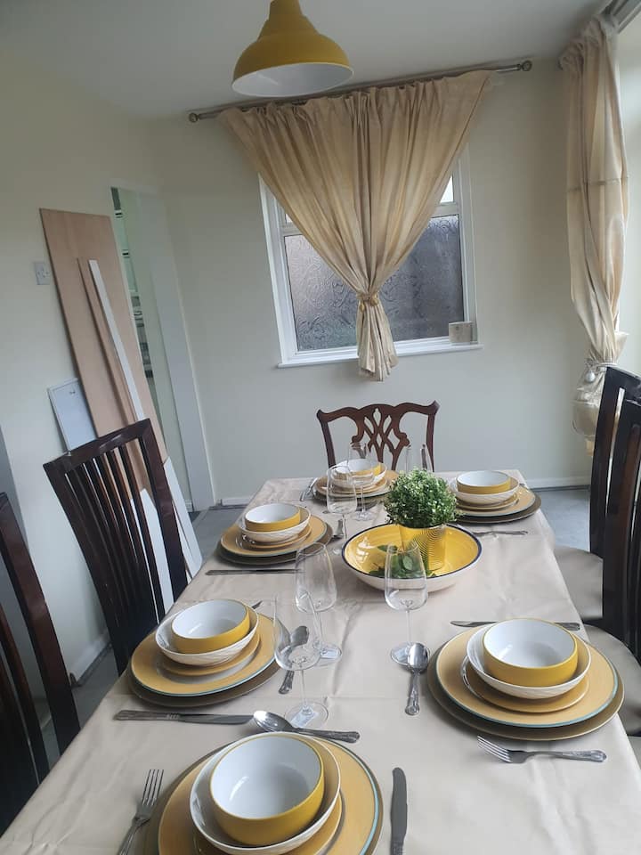 Spacious Home | Dagenham | Free Parking - Brentwood