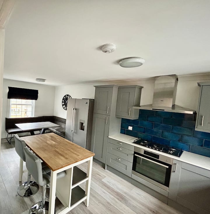 Moat Farm - Modern Large 6 Bedroom Property - Bedford