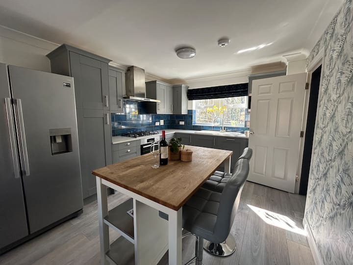 Moat Farm - Modern Large 6 Bedroom Property - Bedford