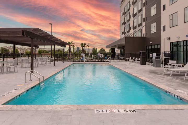 Woodforest Bank Stadium 1 King Studio W/pool & Gym - The Woodlands, TX