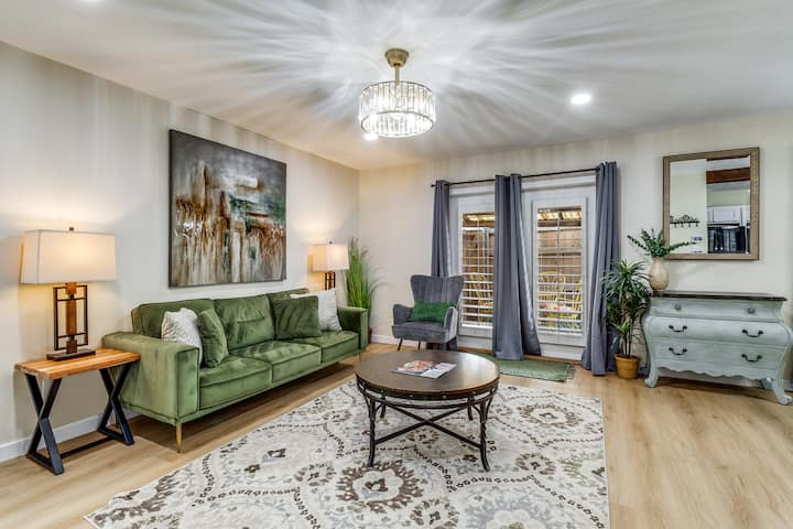 Charming 2 Bedroom Near Dallas Attractions! - Dallas, TX