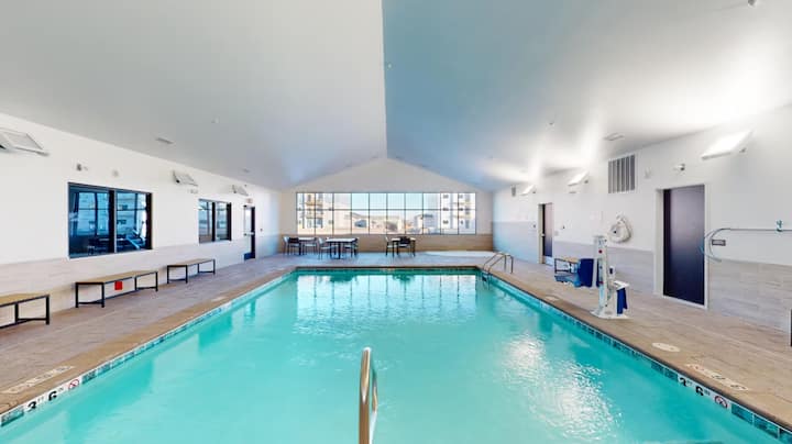 Luxury 2br/2ba W/ Pool, Gym, Hot Tub & Golf Sim - Sioux Falls, SD