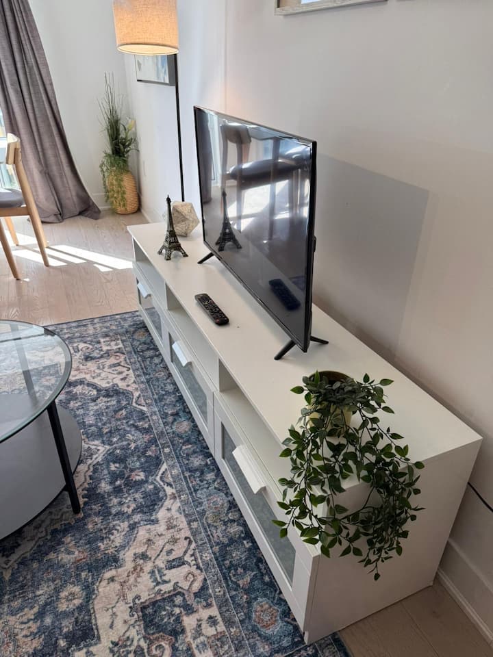 Trundle Bed And Queen Bed On Main St - Port Hope