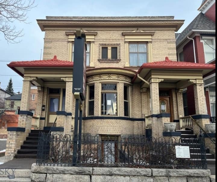 Beauty School Mansion - Historic - Studio Suite - Butte, MT