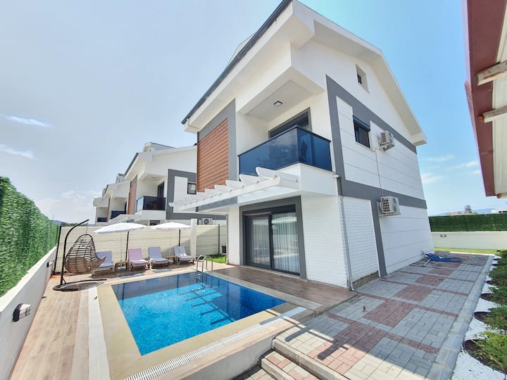 Fethiye’de 4+1 Lüks 8 Kişilik Denize Yakın Villa - Fethiye