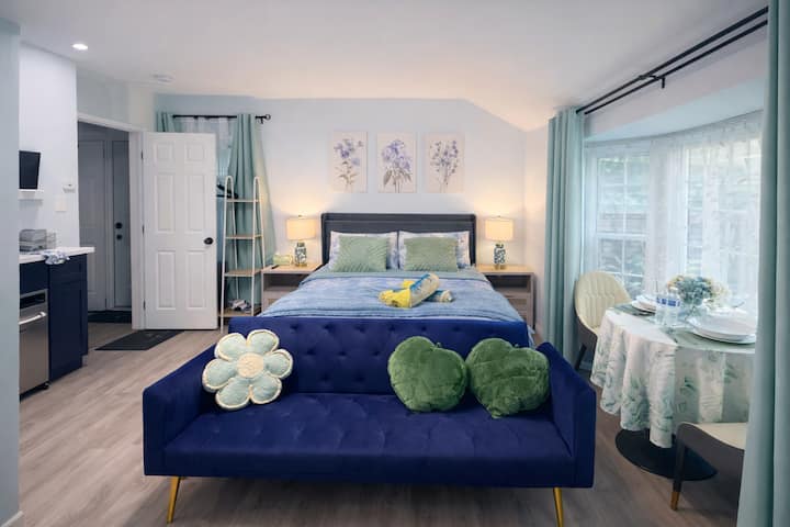 Cozy Studio W/ Bay Window & Stylish Blue Decor - Pasadena, CA