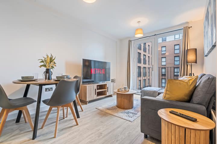 Modern 1-bed City Centre Flat | Balcony + Parking - Salford
