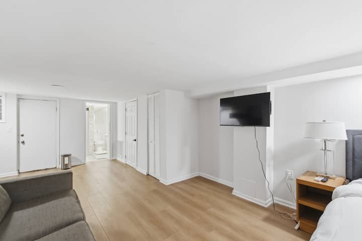 Near Capitol Hill Garden Level Studio Sleeps 4 - Washington, DC