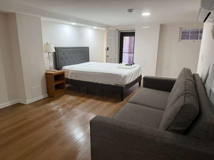 Near Capitol Hill Garden Level Studio Sleeps 4 - Washington, DC