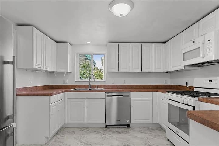 Charming Fifth Ward Summer Rental Near Harbor - Newport