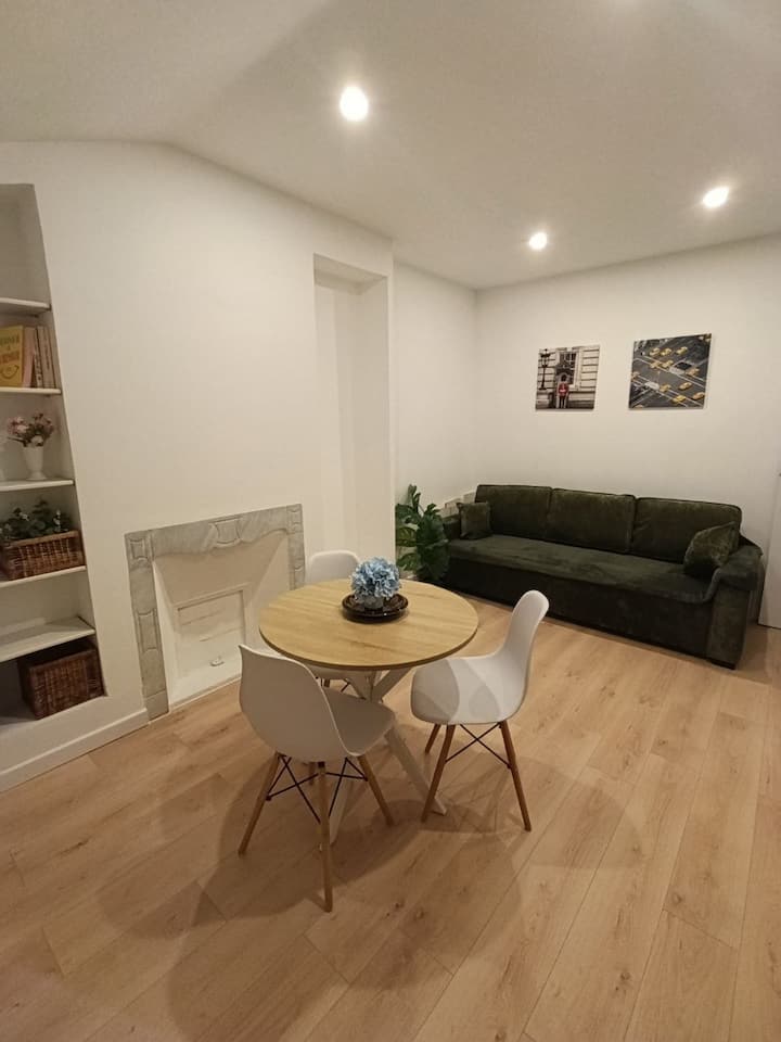 Cozy Center: 8 Guests, 2 Baths. Near Tram & Train - Nice