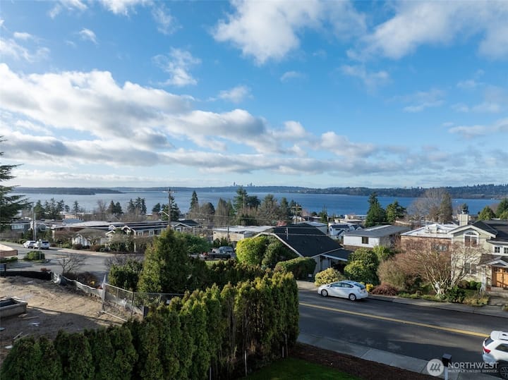 Downtown Hygge: Sunset Glow & Cozy Lake - Kirkland