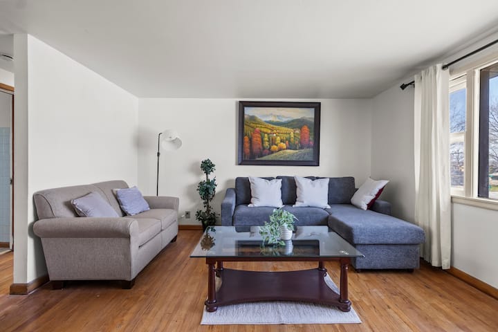 Comfortable 2-bedroom Upper Duplex Unit - Brookfield, WI