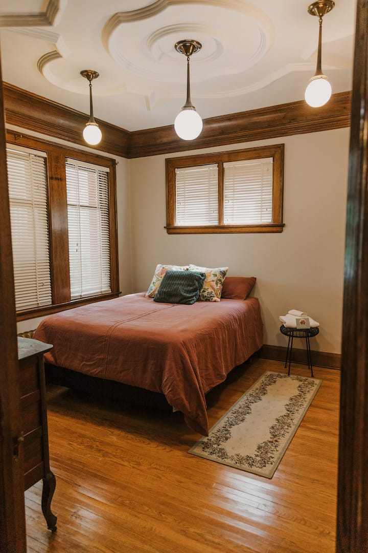 The Linden Room | Queen Bed & Private Half Bath - Weyburn