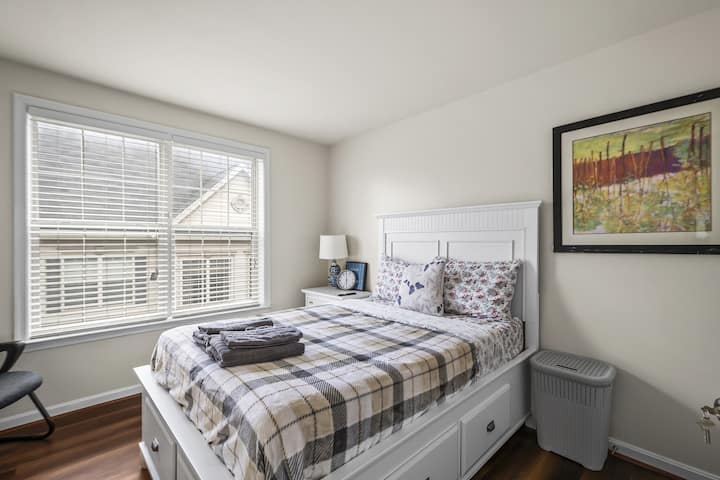 Large 7 Bedroom Sleeps 22 With Parking Near Dc - Largo, MD