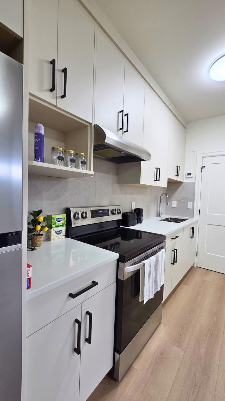 Modern 1bd/1ba Private Laneway Home - Near Airport - New Westminster